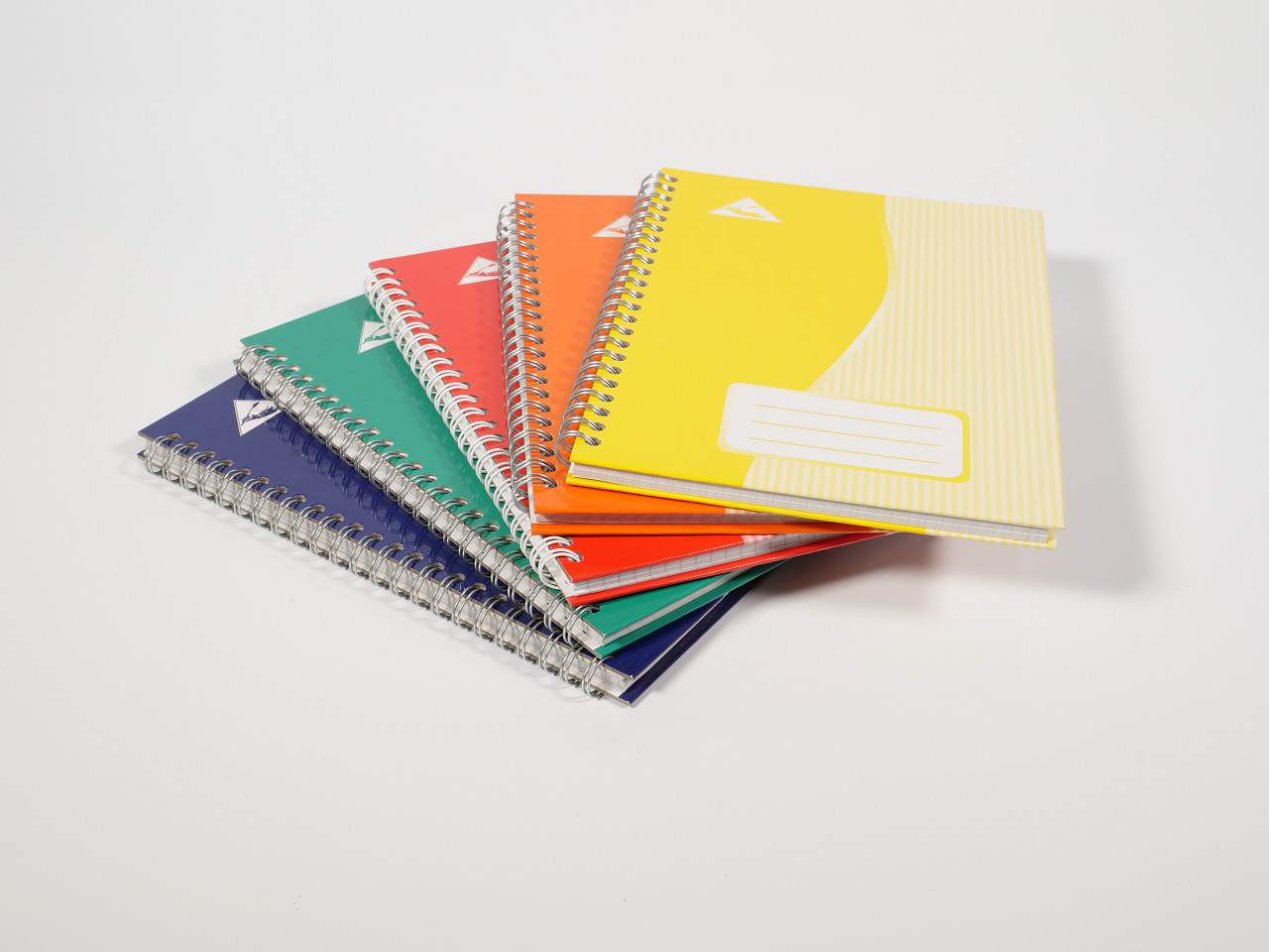 Sveska A4 80 listova sa spiralom tvrdi povez sitan karo ...